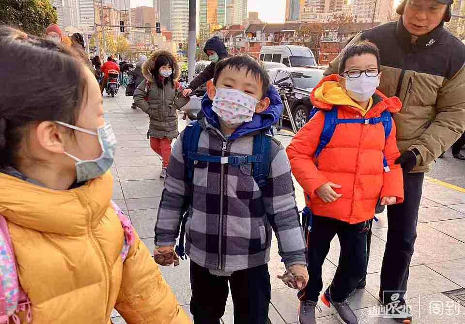 可以不用穿校服,孩子们今早上学都包得严严实实! 周到上海