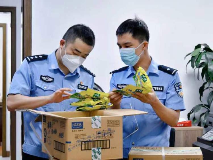上海警方侦破一起制售假冒“太太乐”鸡精案，涉案400余万元 新闻晨报 