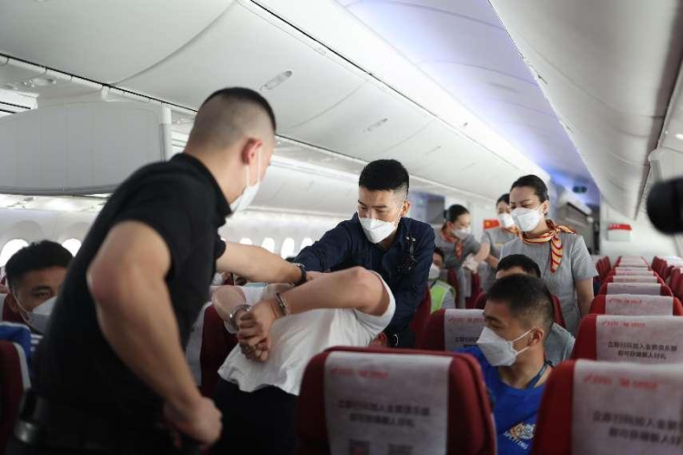 坐飞机遇到突发事件怎么应对？这家航司提前想了个办法 周到上海